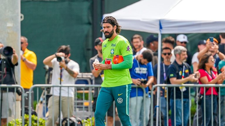 Alisson encara terceira Copa sob pressão para convencer...